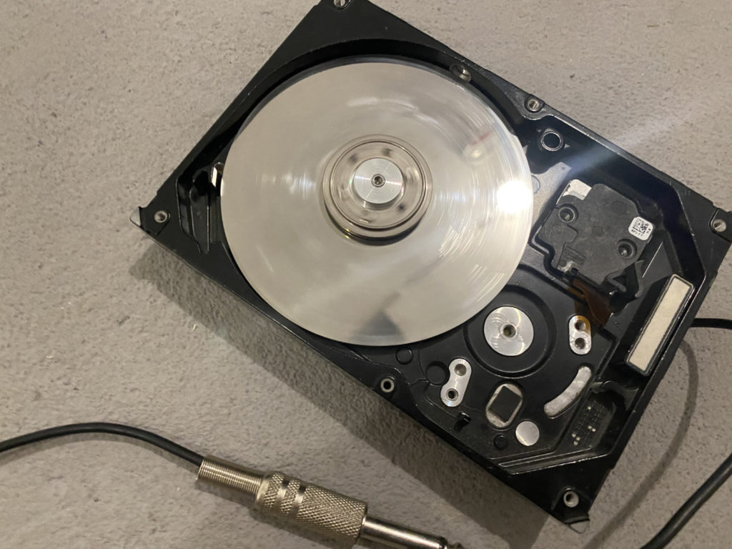 DIY Hard Drive Bass Drop – Klub Mama / Multimedijalni Institut
